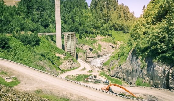 Mud Mountain Dam 9-Foot Tunnel Rearmoring - Garney Construction